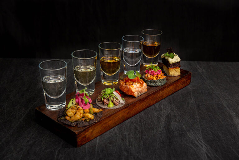 Estos son los mejores alimentos para maridar con el mezcal - Destilando ...